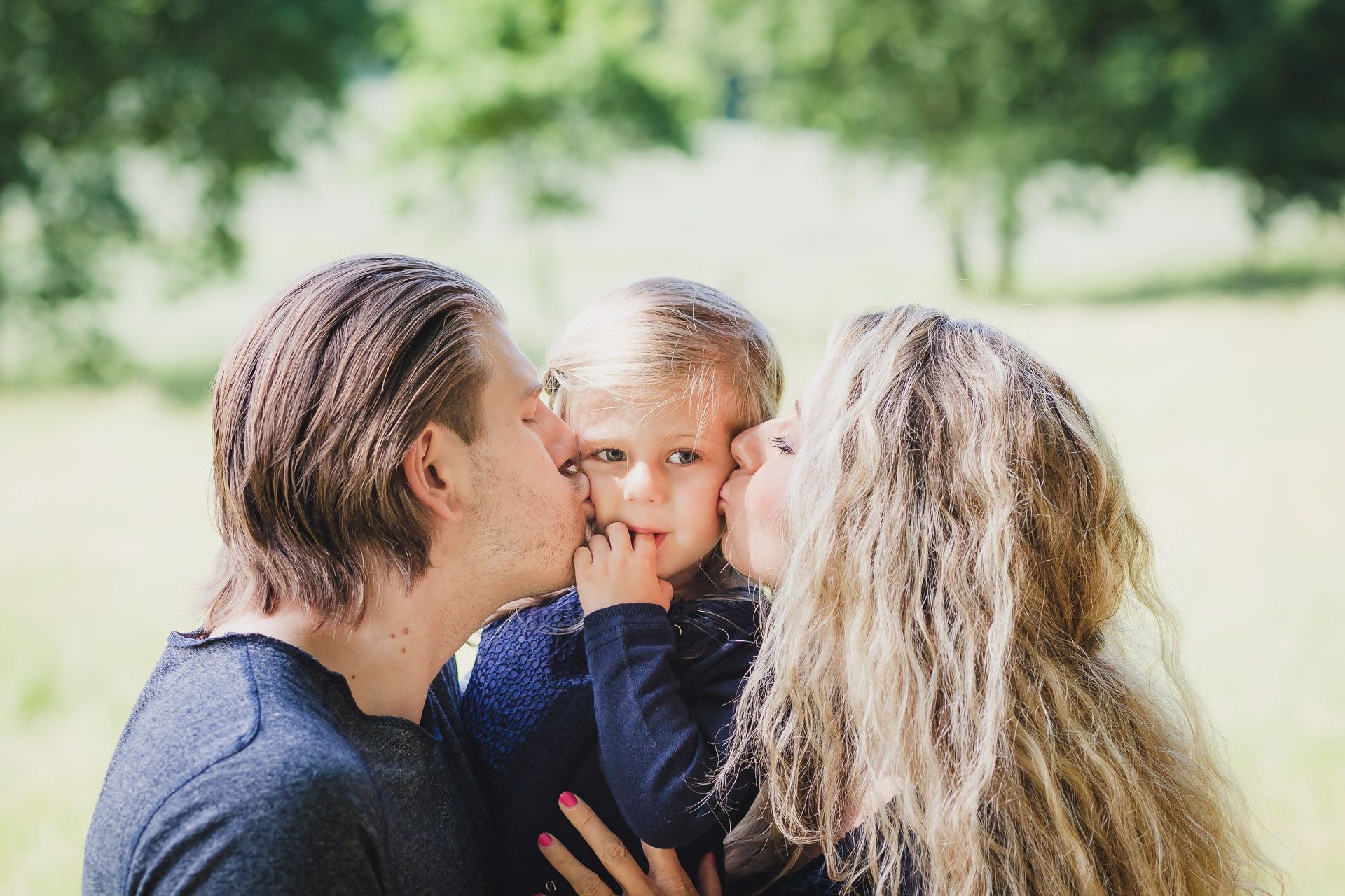 Liebevolles Familien-Fotoshooting im modernen Reportagestil